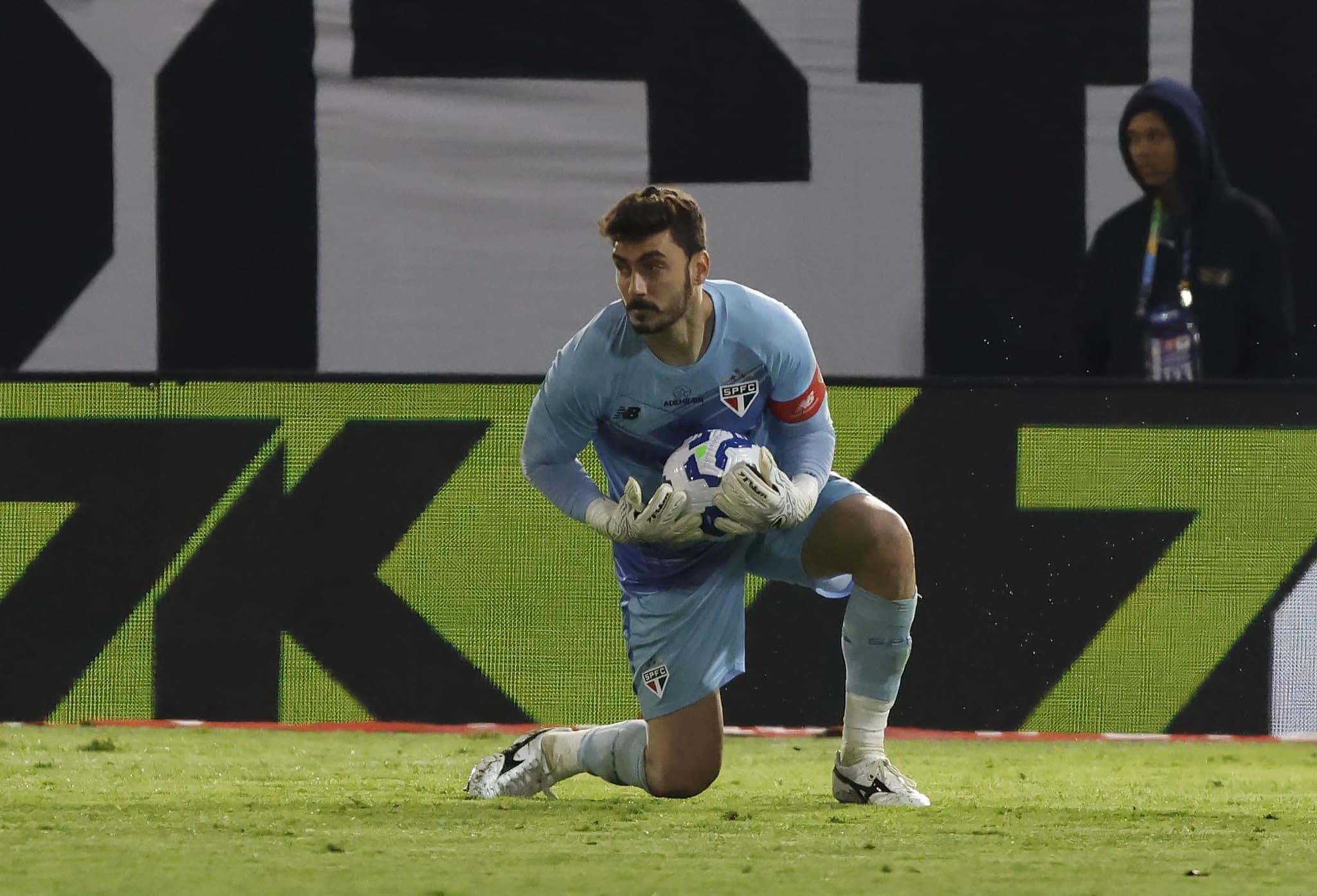 Rafael recebe aviso prévio e São Paulo assina com outro goleiro